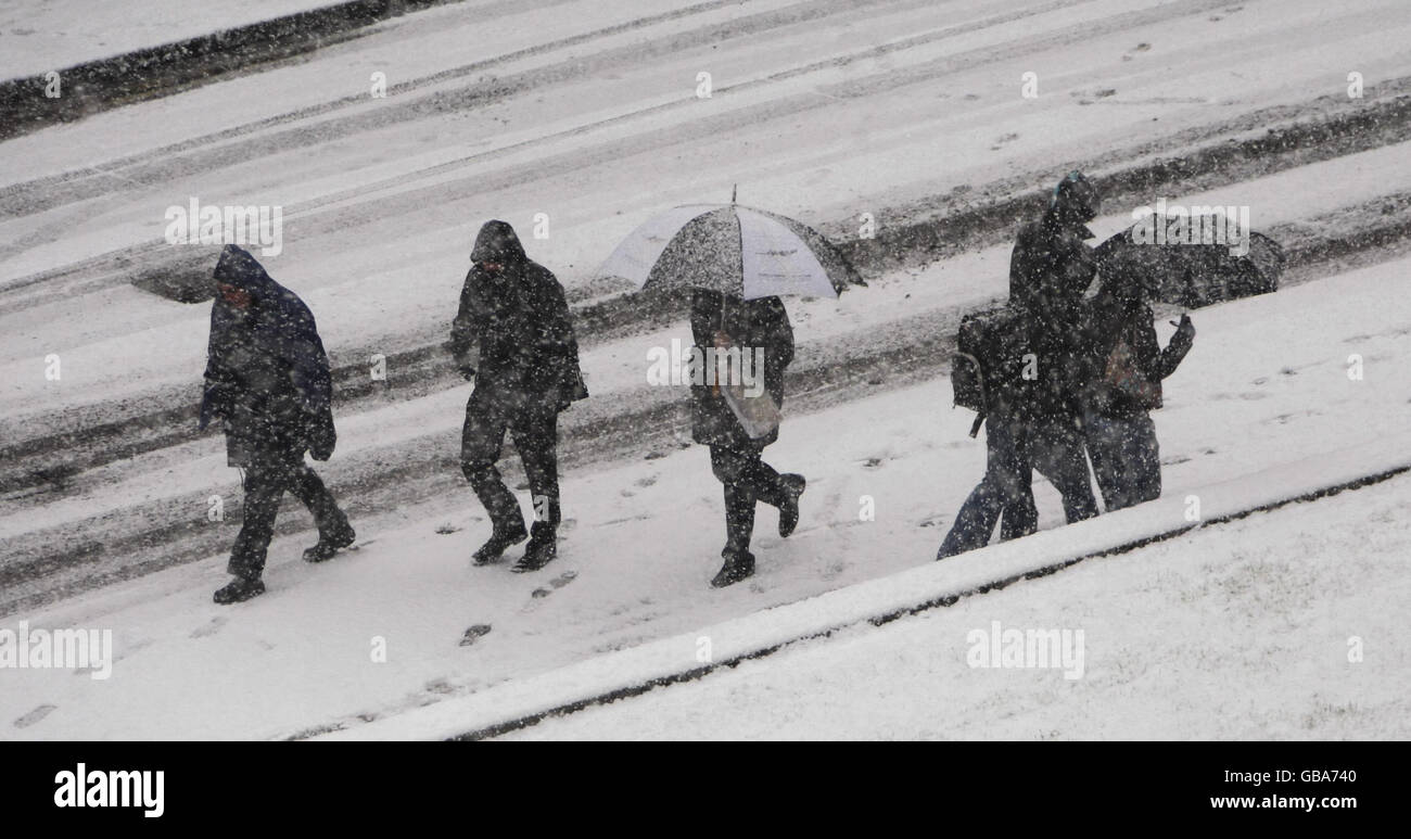 People brave the snow in Dundee Stock Photo - Alamy