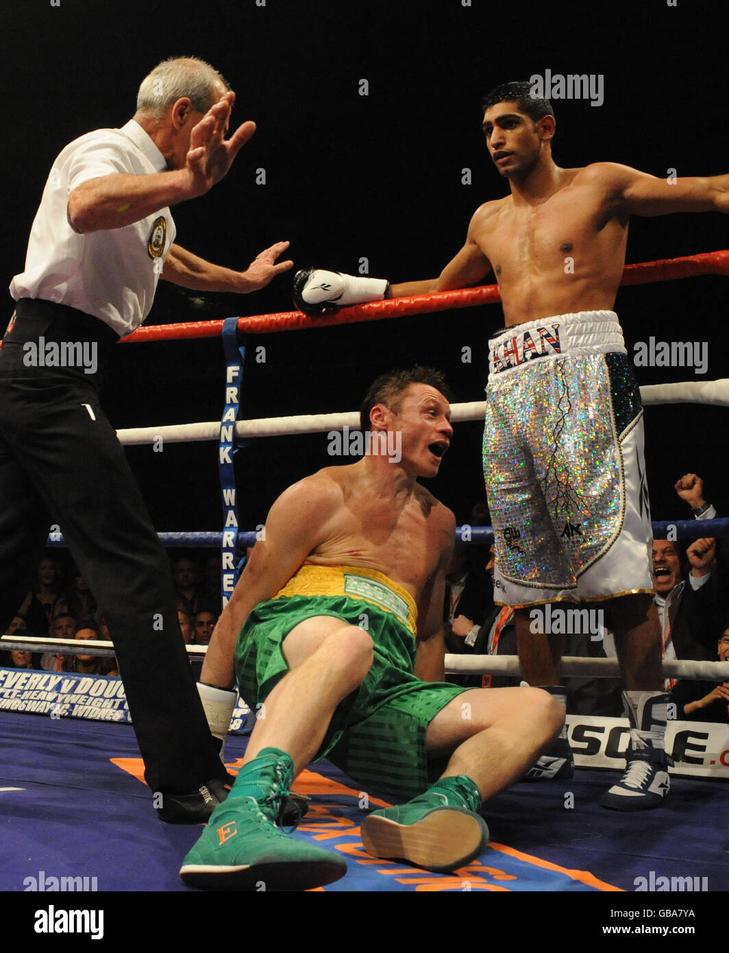 Referee Mickie Vann steps in to save Irishman Oisin Fagan (floor) in ...