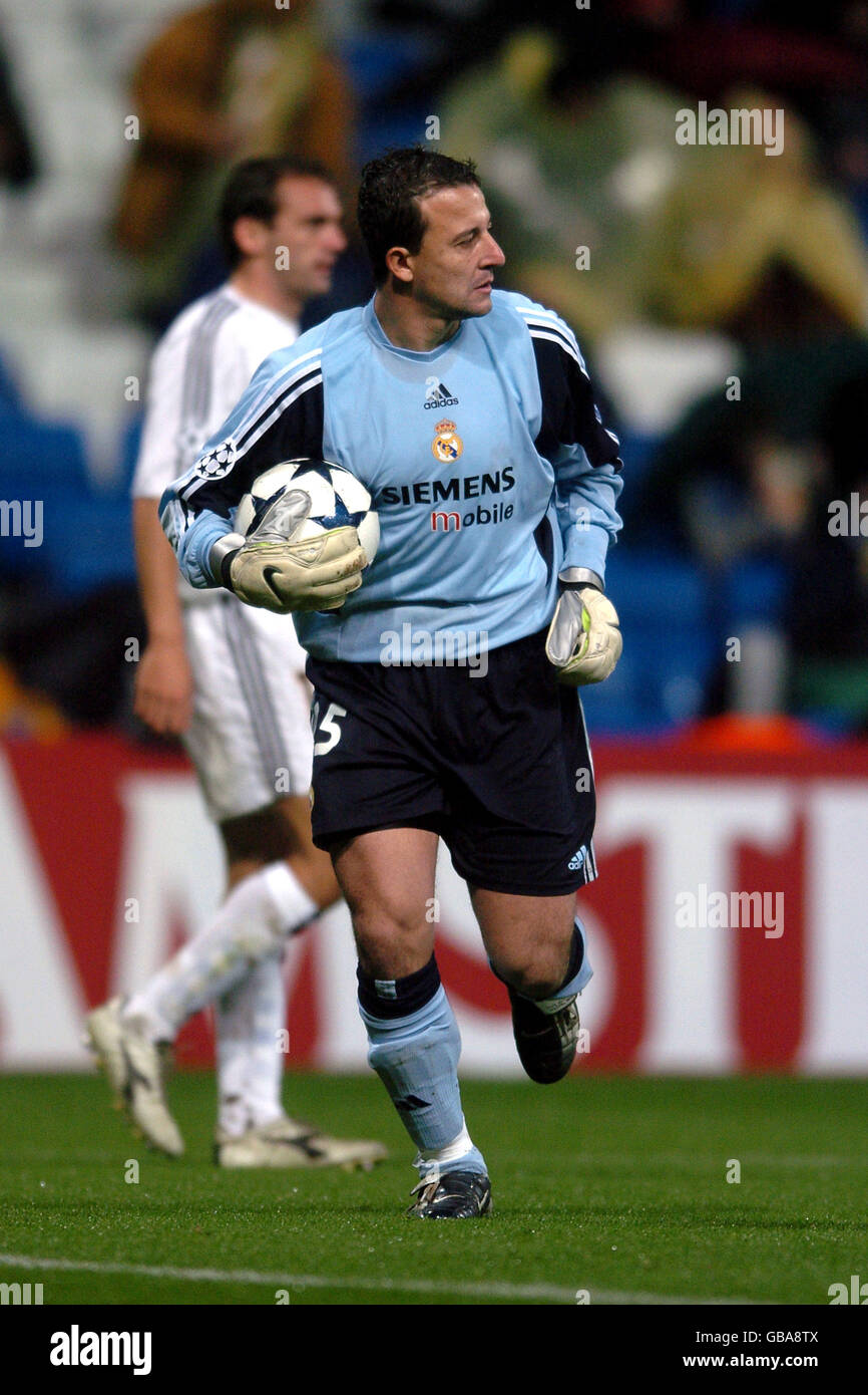 Real madrid goalkeeper cesar hi-res stock photography and images - Alamy