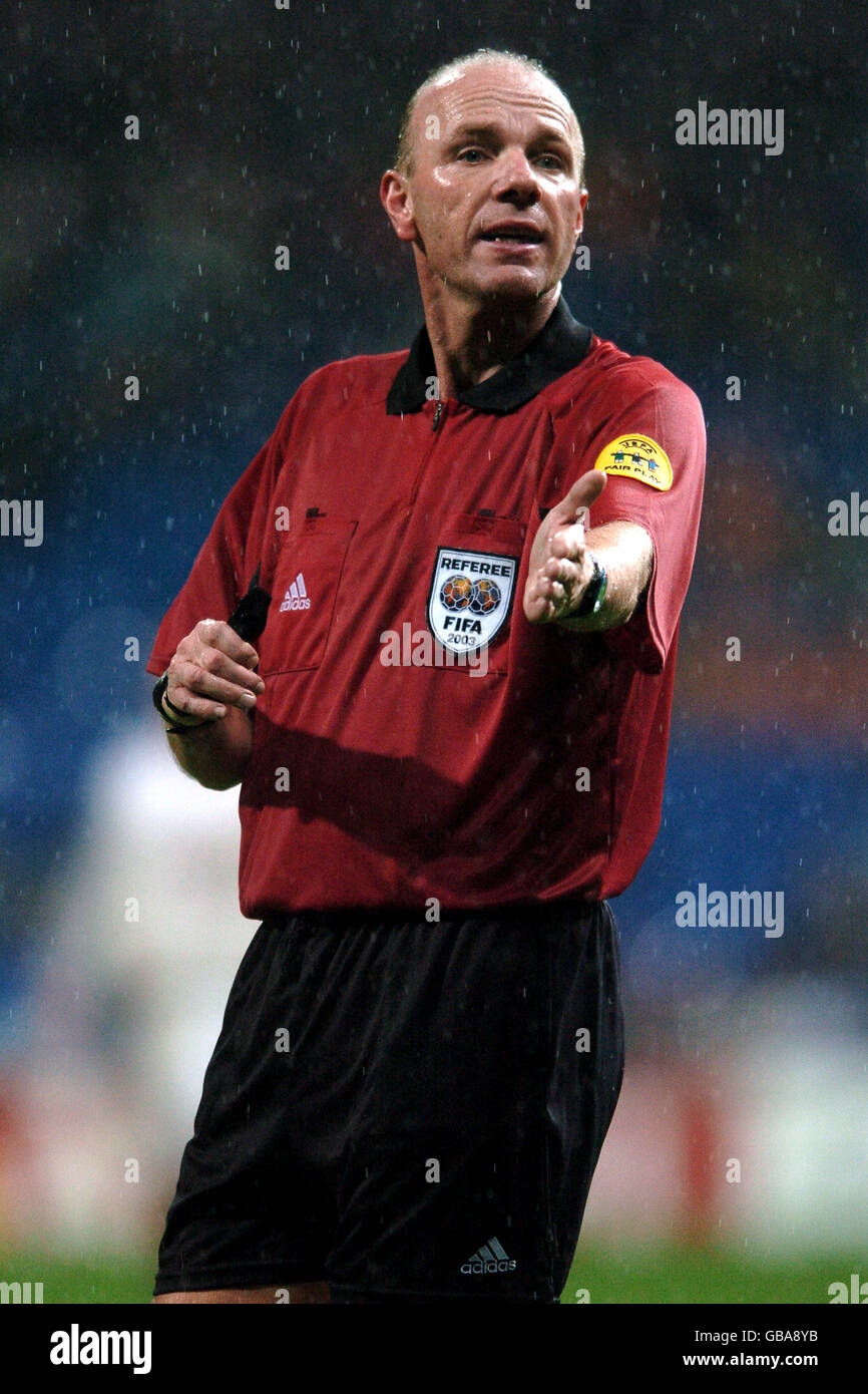 Football referee steve bennett High Resolution Stock Photography and ...