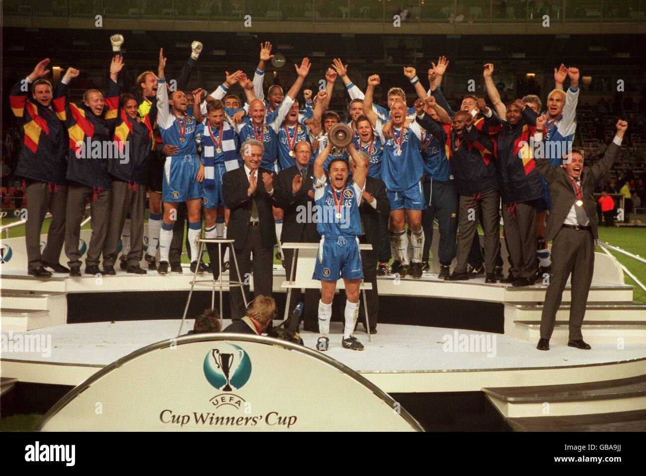 Chelsea captain dennis wise lifts the cup hi-res stock photography and ...