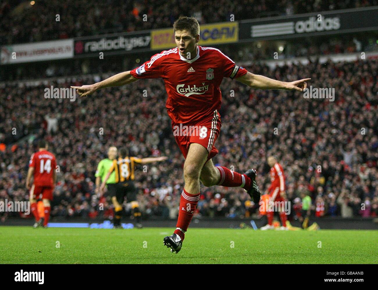 Liverpools steven gerrard celebrates scoring hi-res stock photography ...