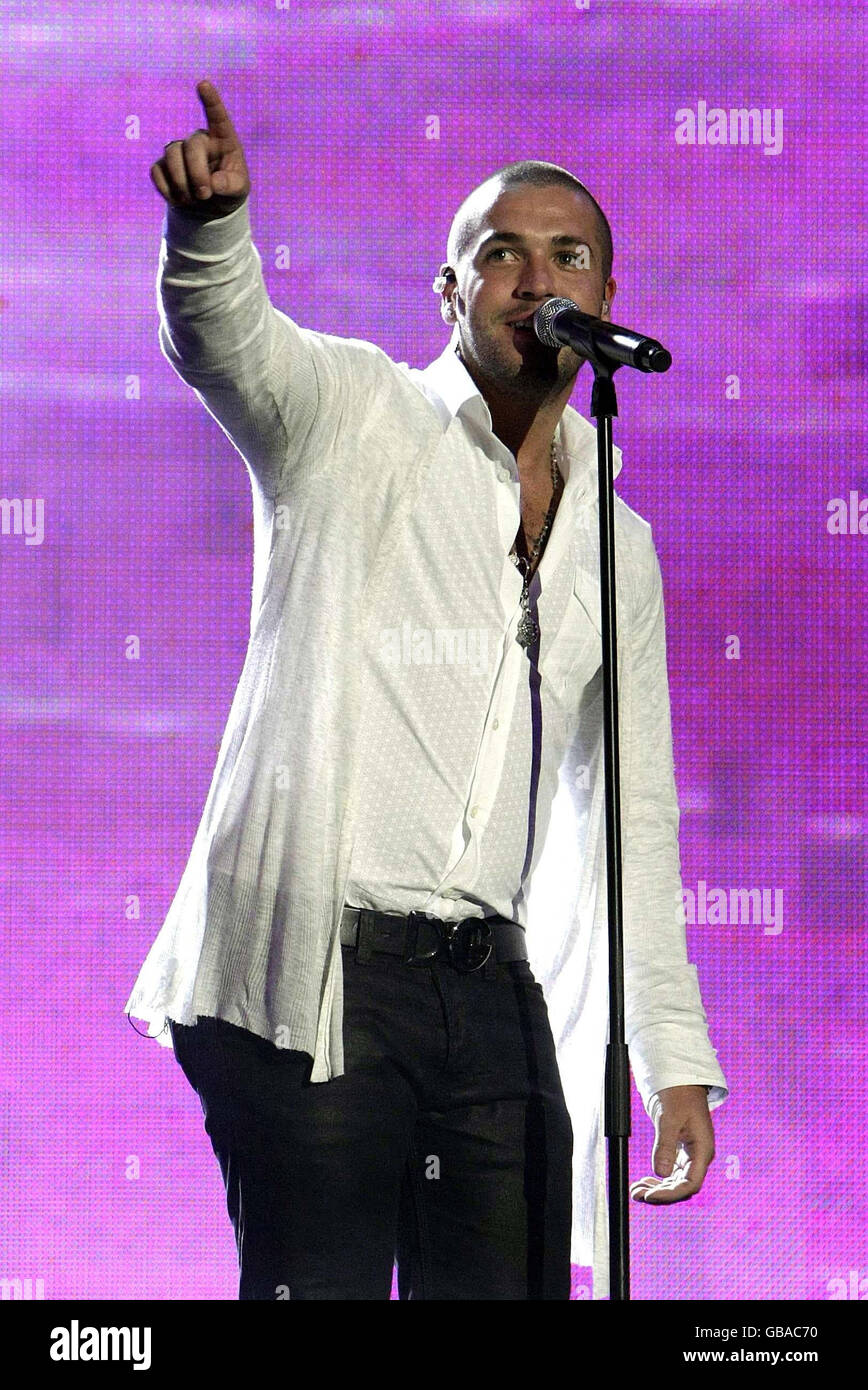 Singing stage concert hi-res stock photography and images - Alamy