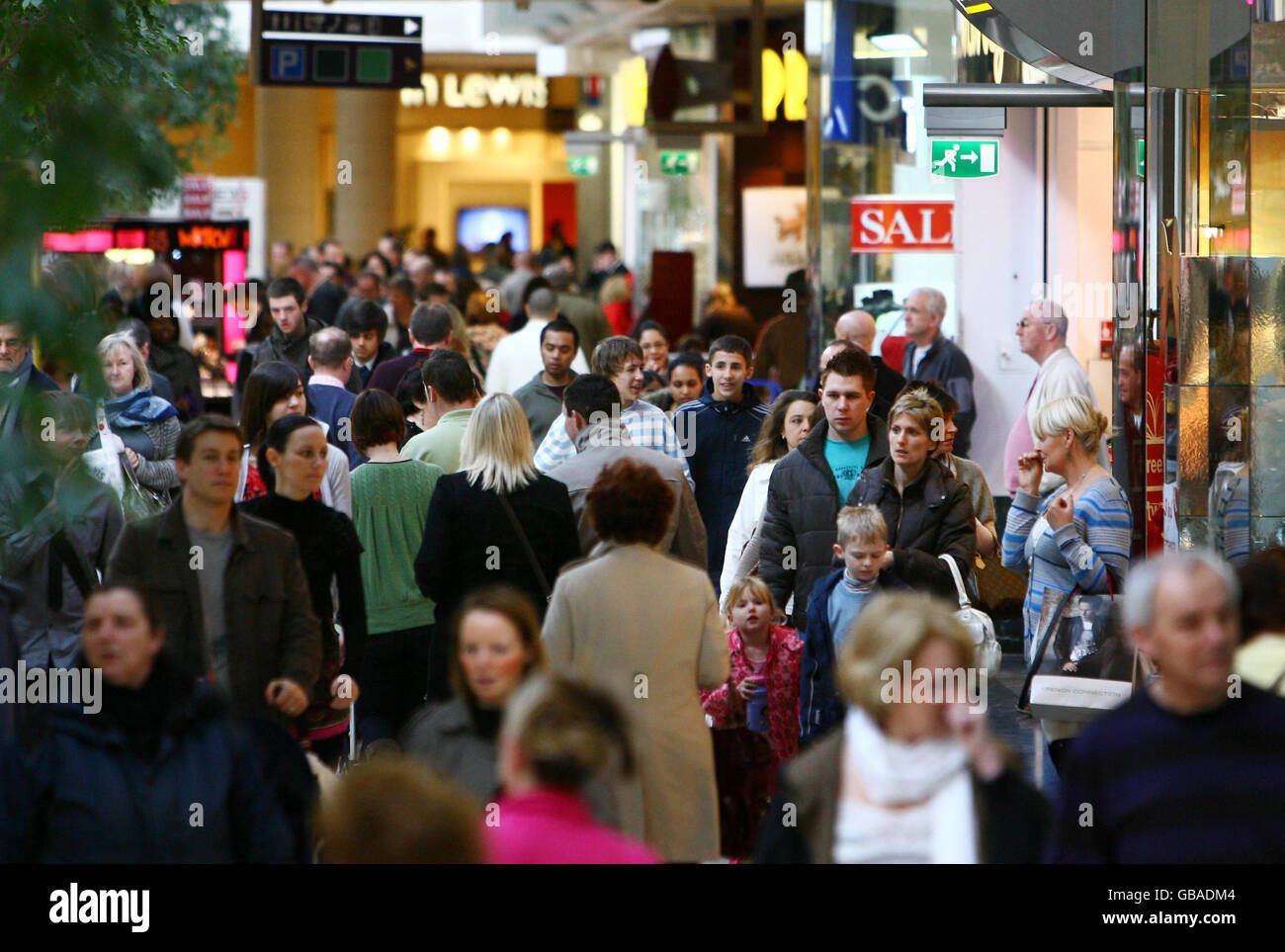 Shoppers in bluewater shopping centre in greenhithe hi-res stock ...