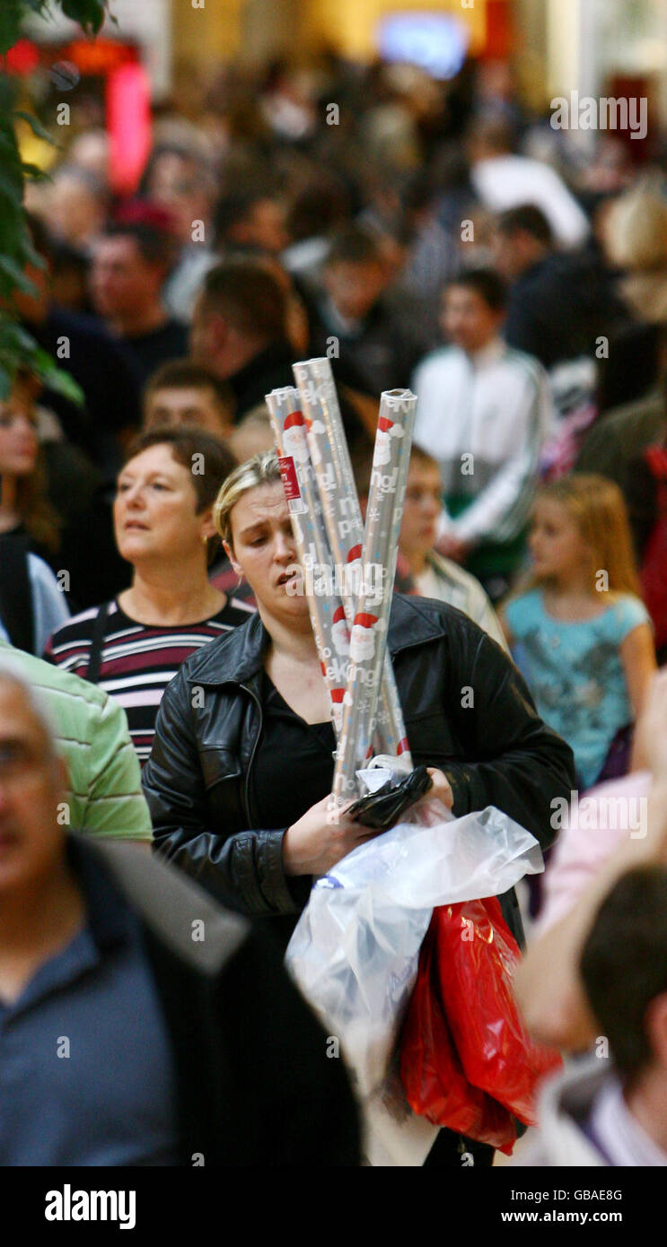 Shoppers in bluewater shopping centre in greenhithe hi-res stock ...