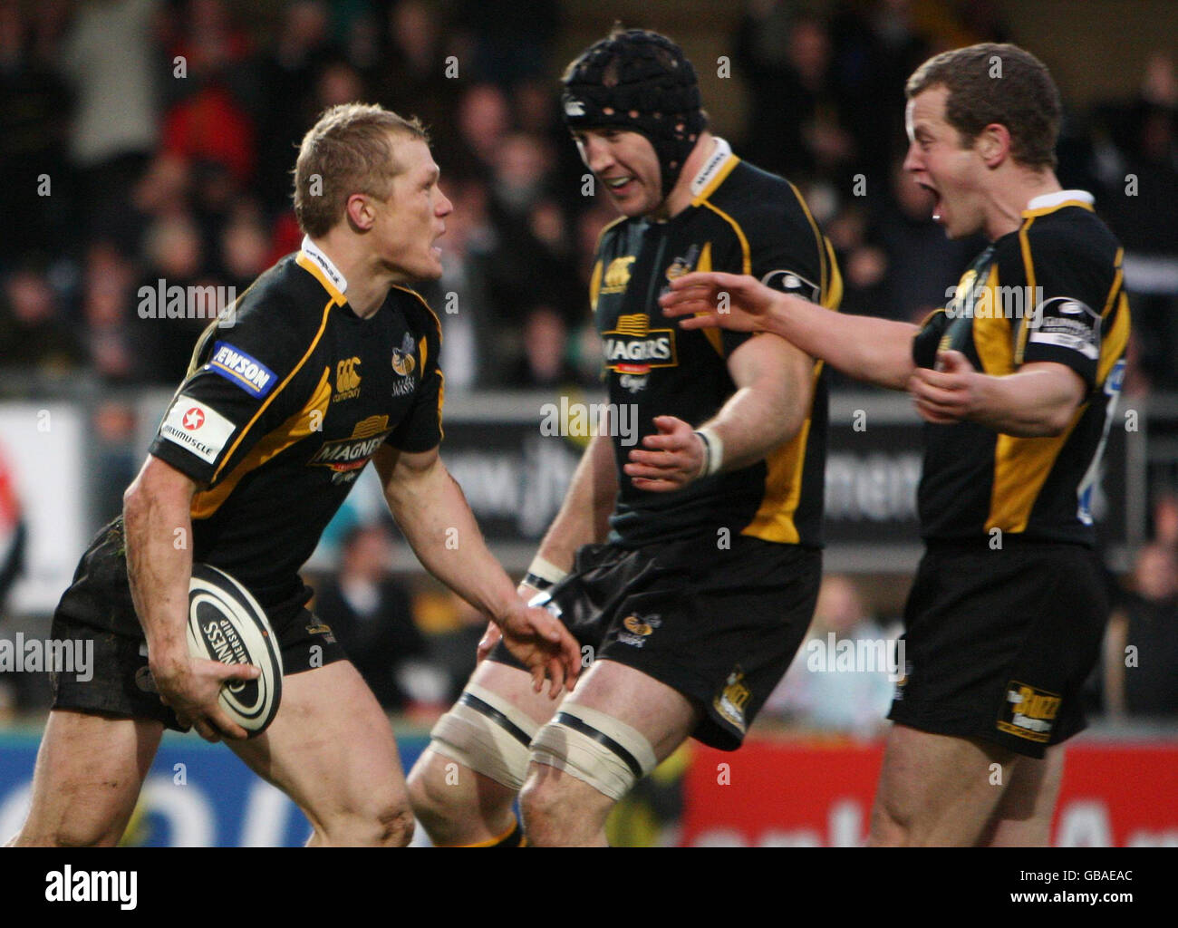 London Wasps's Josh Lewsey celebrates scoring try with Dave Walder ...