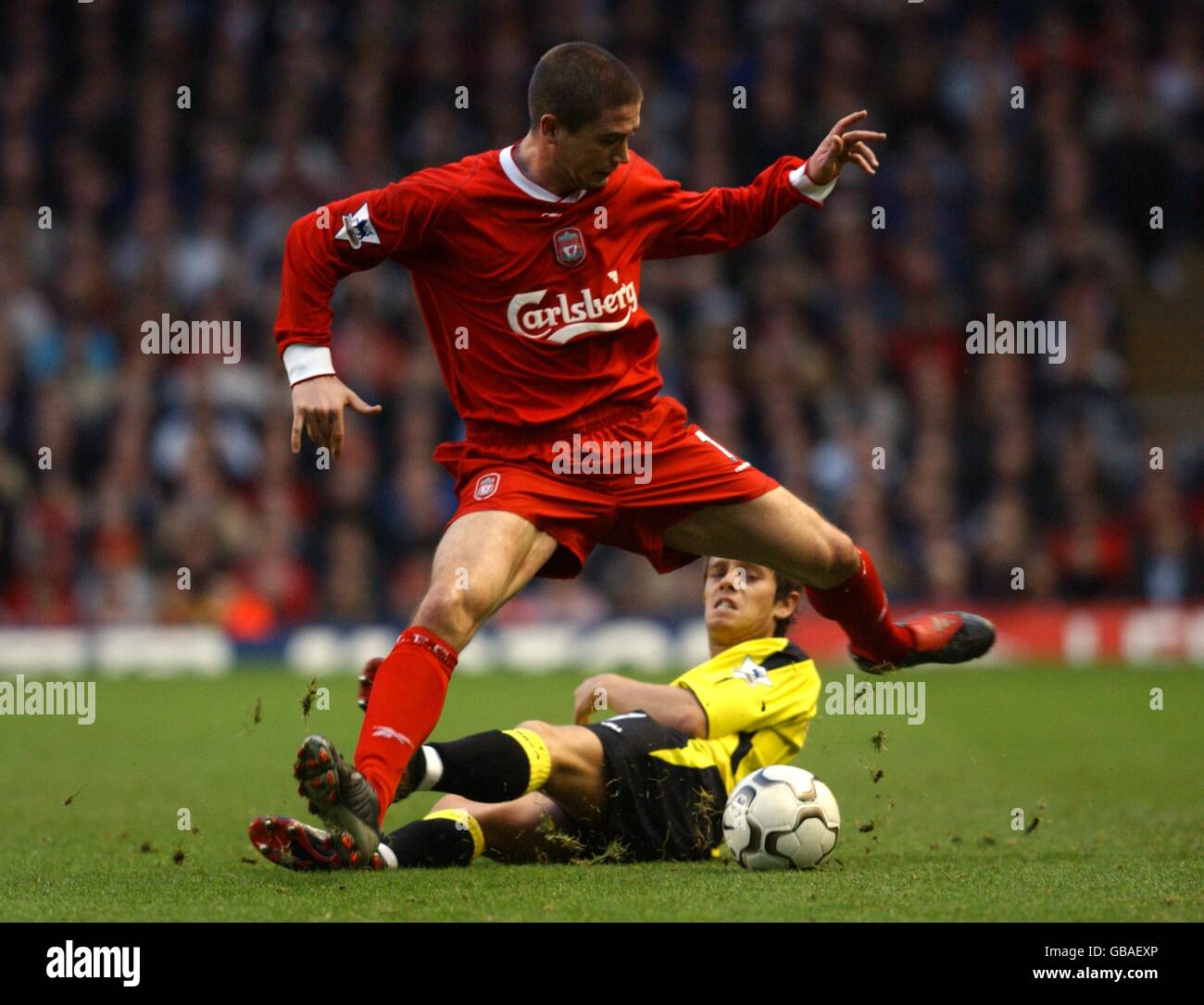 Liverpool's Harry Kewell holds off Aston Villa's Lee Hendrie Stock ...
