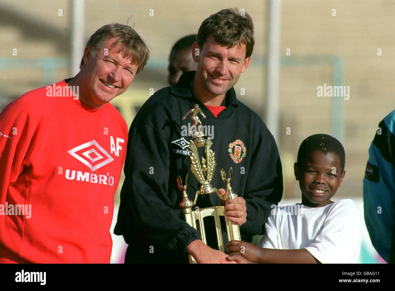 MANCHESTER UNITED'S ALEX FERGUSON, MANAGER AND BRYAN ROBSON WITH ...