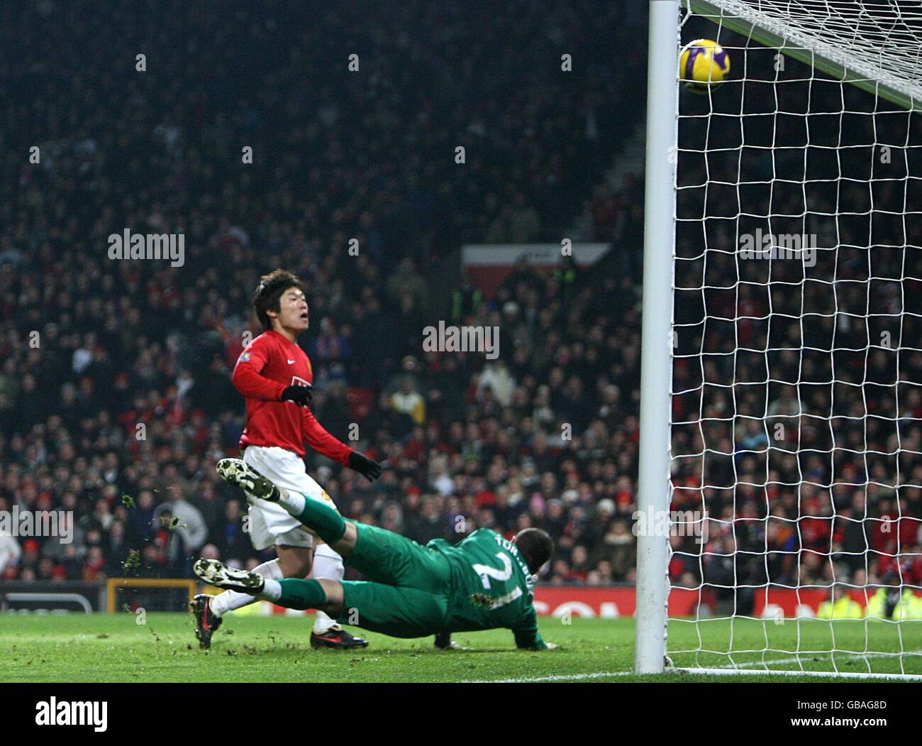Manchester United's Ji-Sung Park hits the ball over the bar from close ...