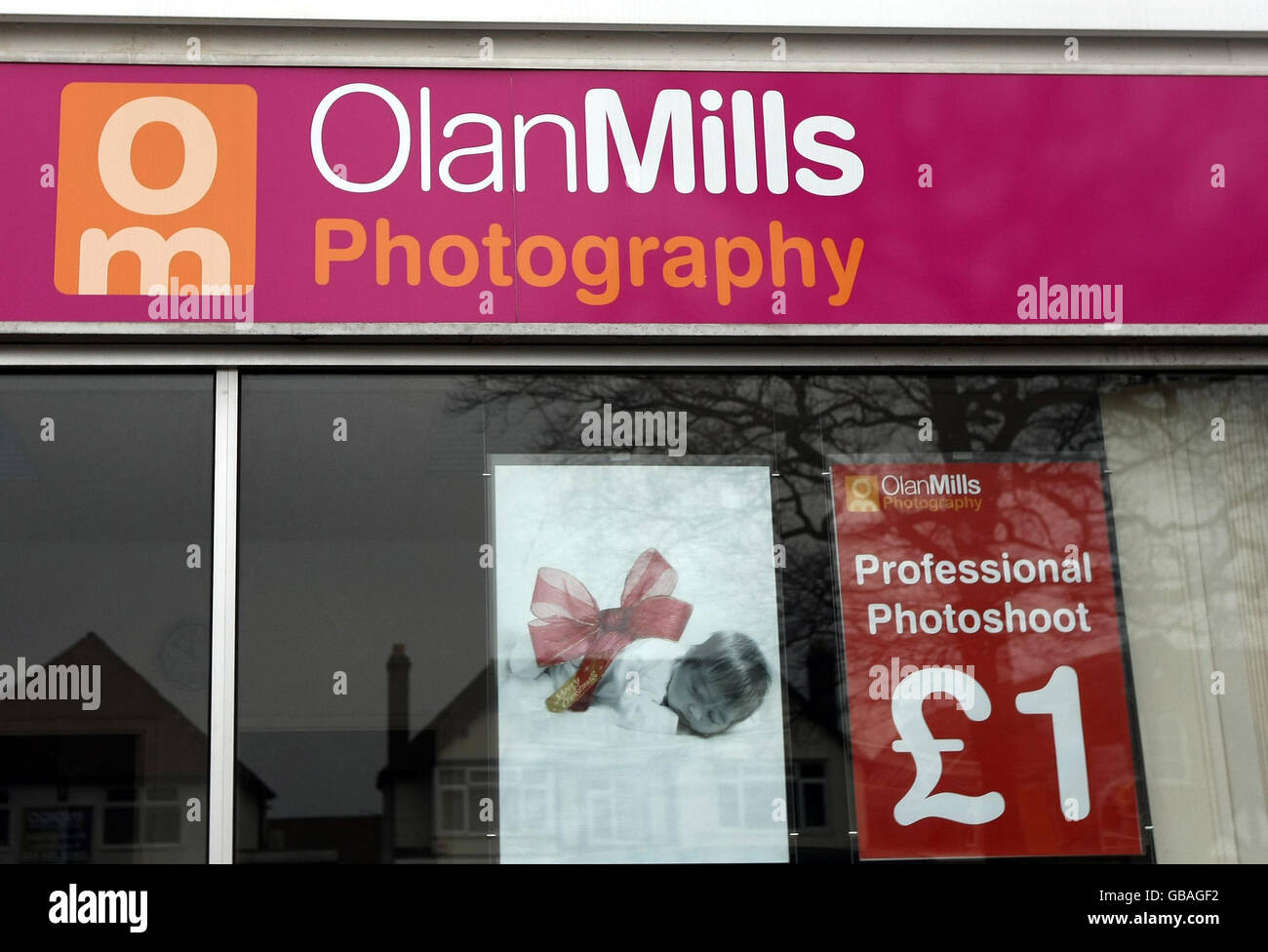 Olan mills portraiture studio in aldridge hi-res stock photography and ...