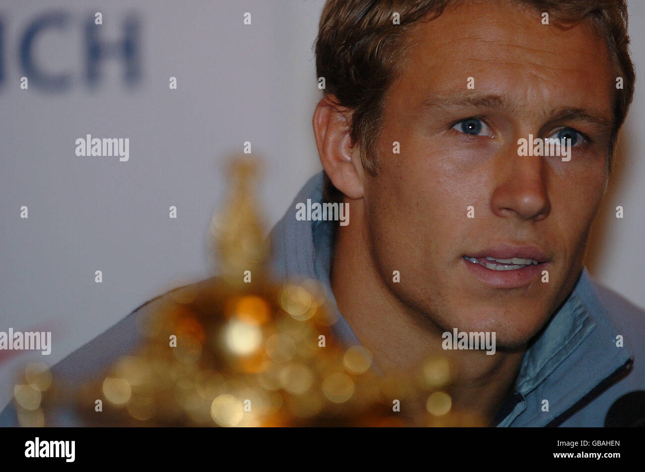 Englands jonny wilkinson world cup trophy hi-res stock photography and ...