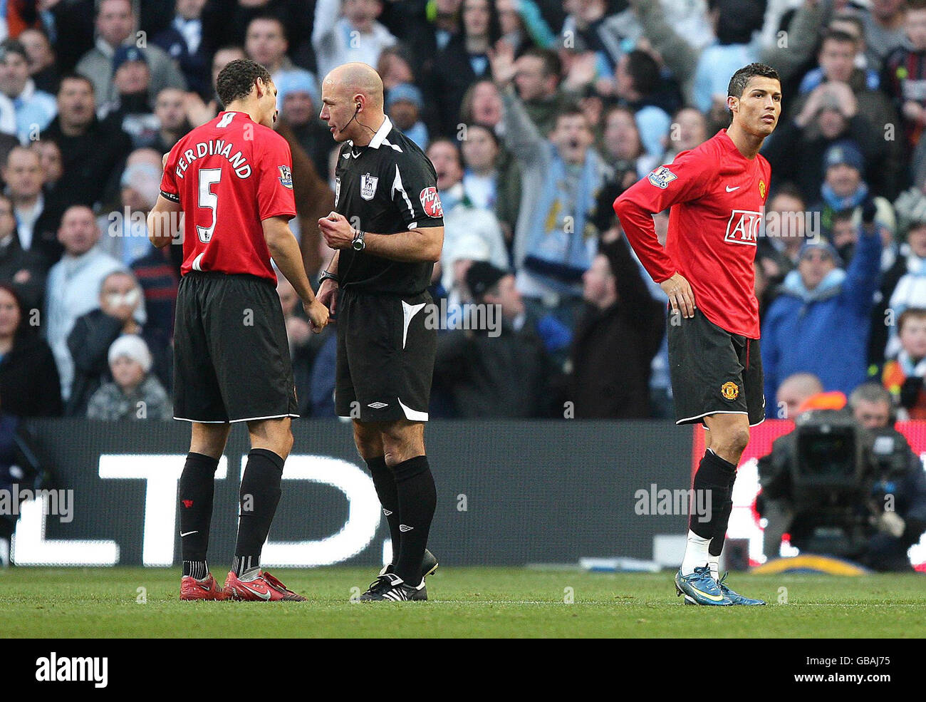 Howard webb man utd hi-res stock photography and images - Alamy