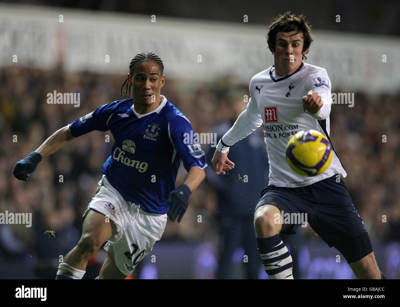 Tottenham Hotspur's Gareth Bale (r) and Everton's Steven Pienaar battle ...