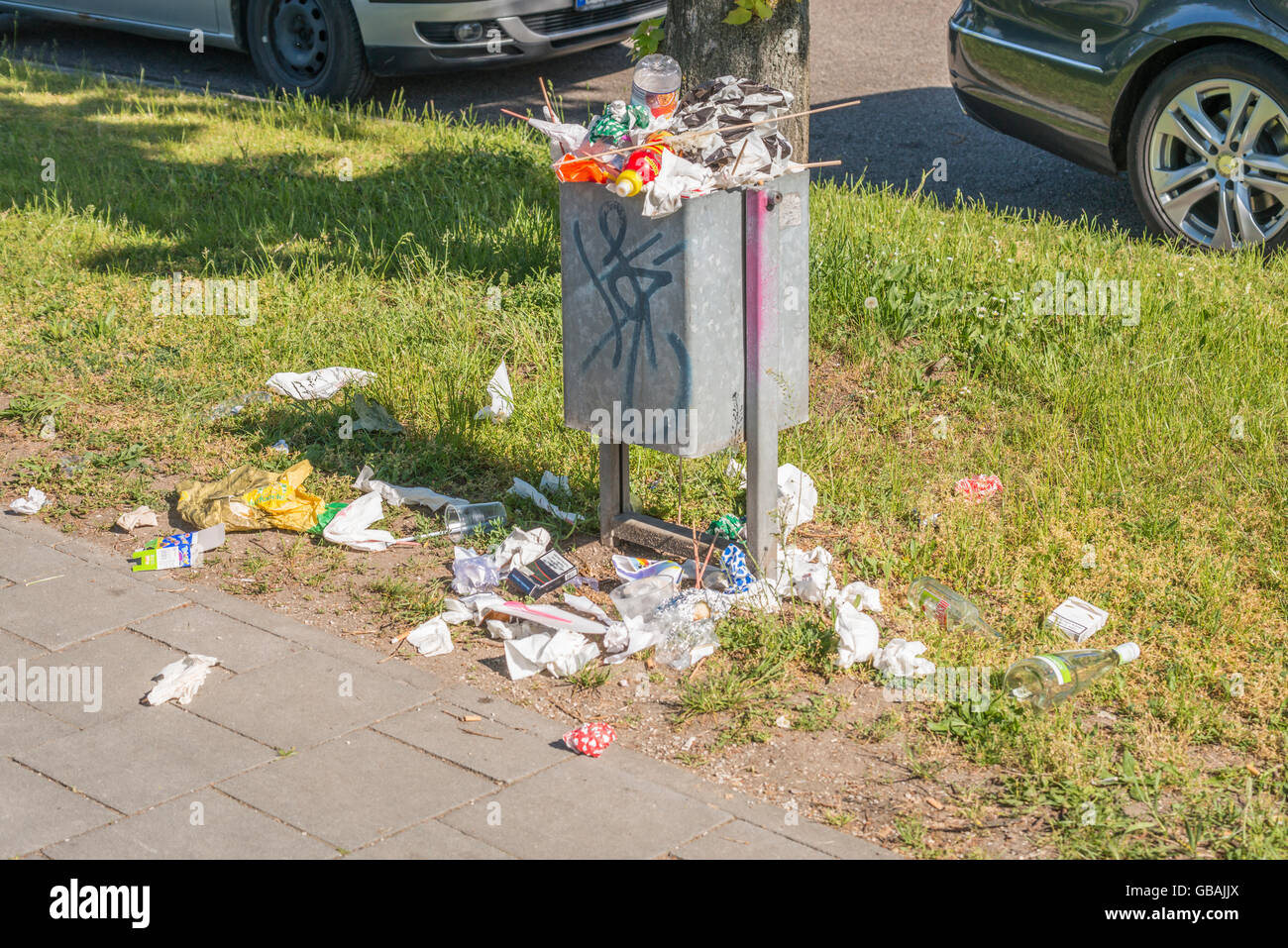 Garbage on the ground hi-res stock photography and images - Alamy