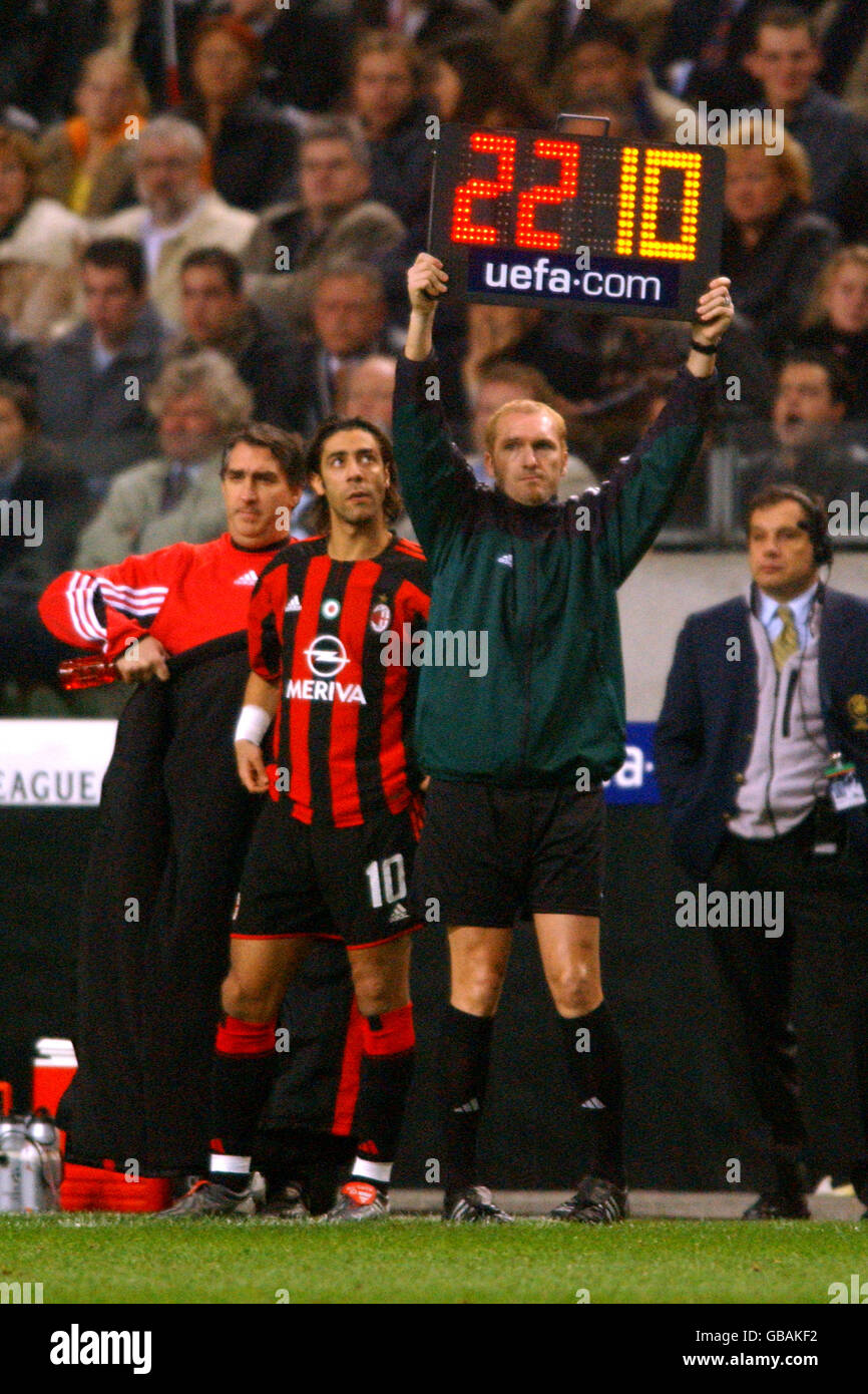 Fourth Official Martin Salm (r) indicates the arrival of Manuel Rui ...