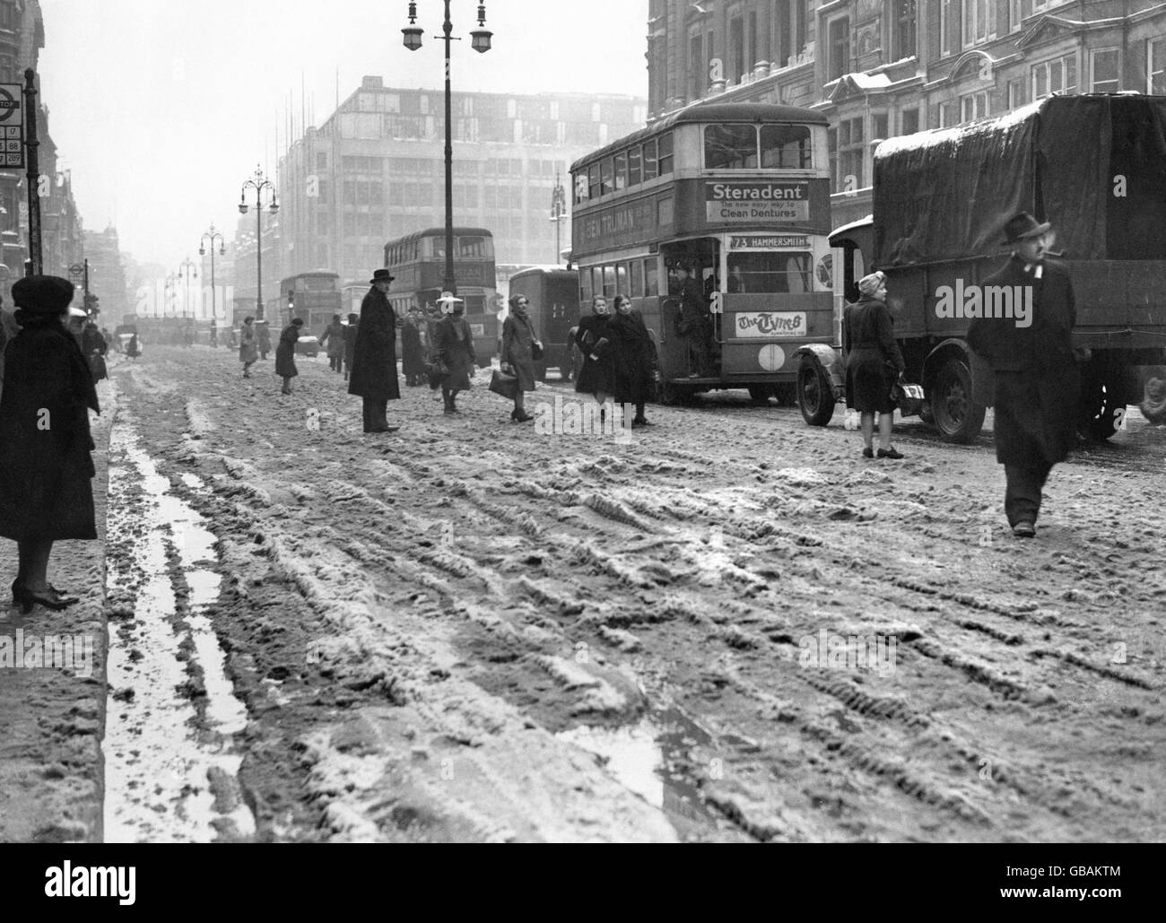 Weather - Winter Scenes - Snow in Oxford Street - London - 1947 Stock ...