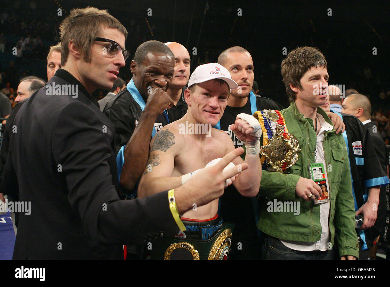 Liam And Noel Gallagher Fighting