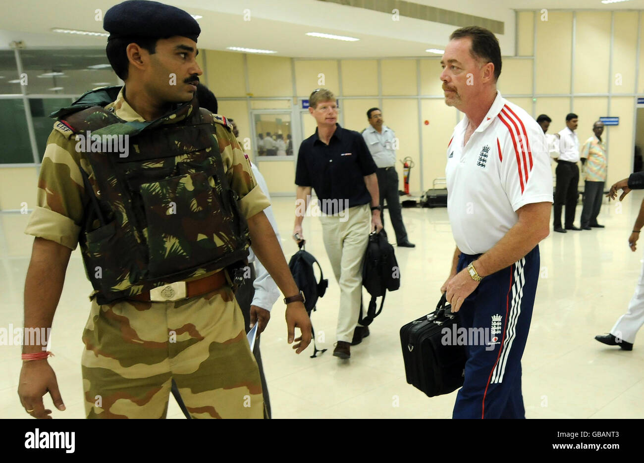 Abu dhabi airport security hi-res stock photography and images - Alamy