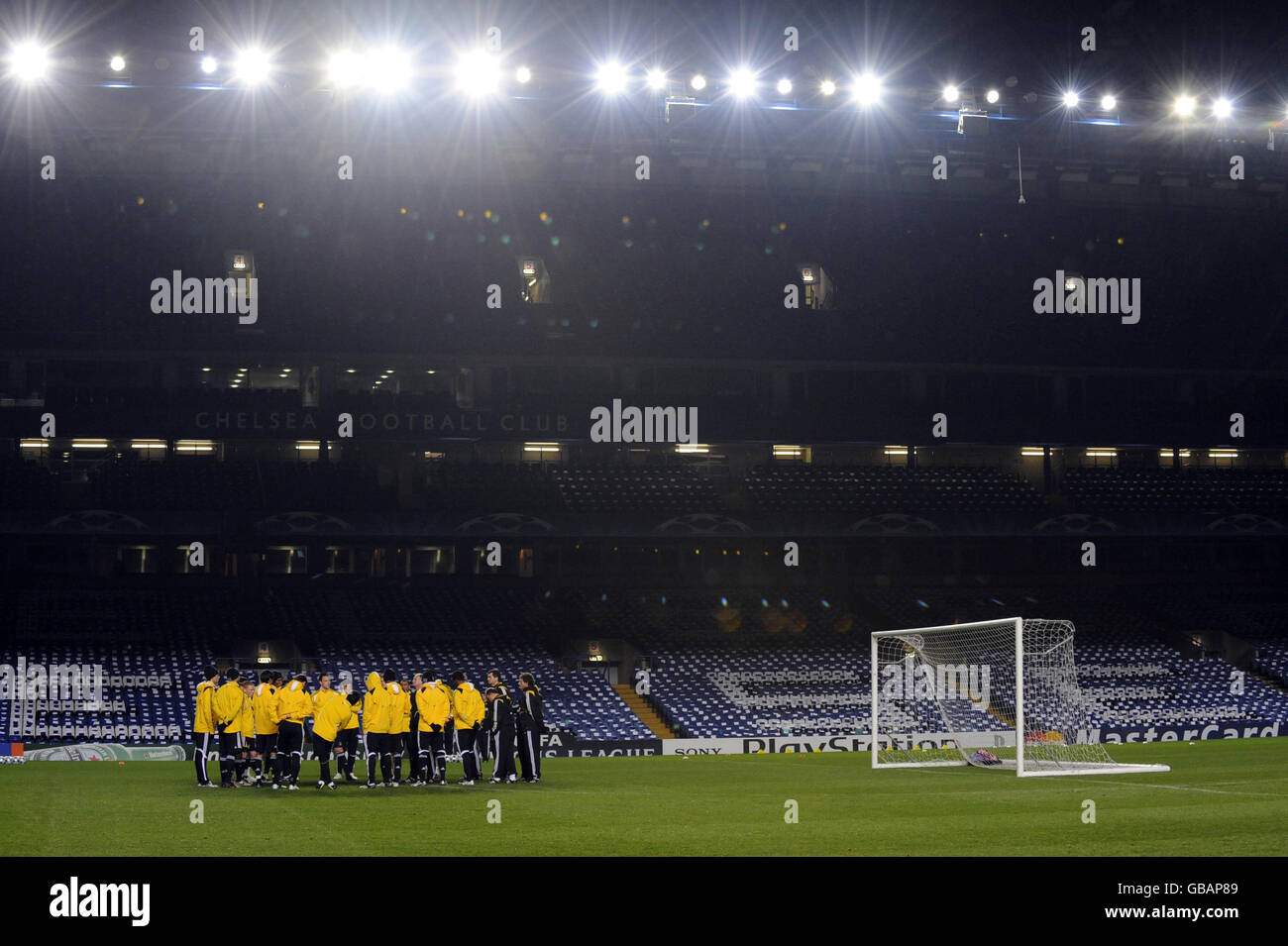 Chelsea players training session stamford bridge hi-res stock ...