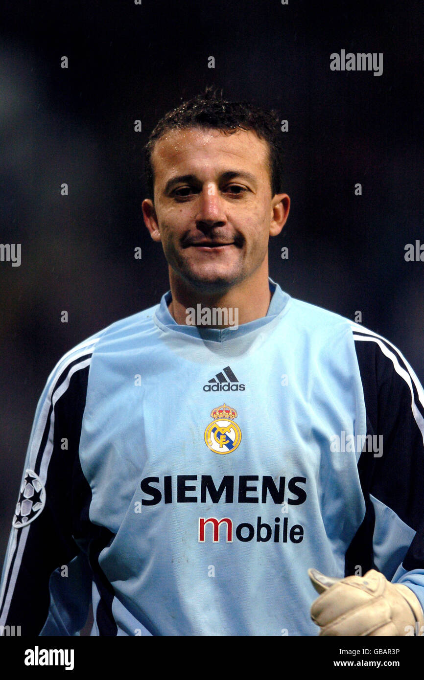 Real madrid v fc porto real madrid goalkeeper cesar hi-res stock ...