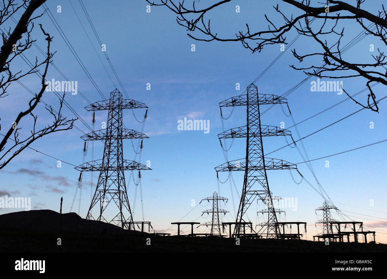 Electricity pylons near edinburgh hi-res stock photography and images ...