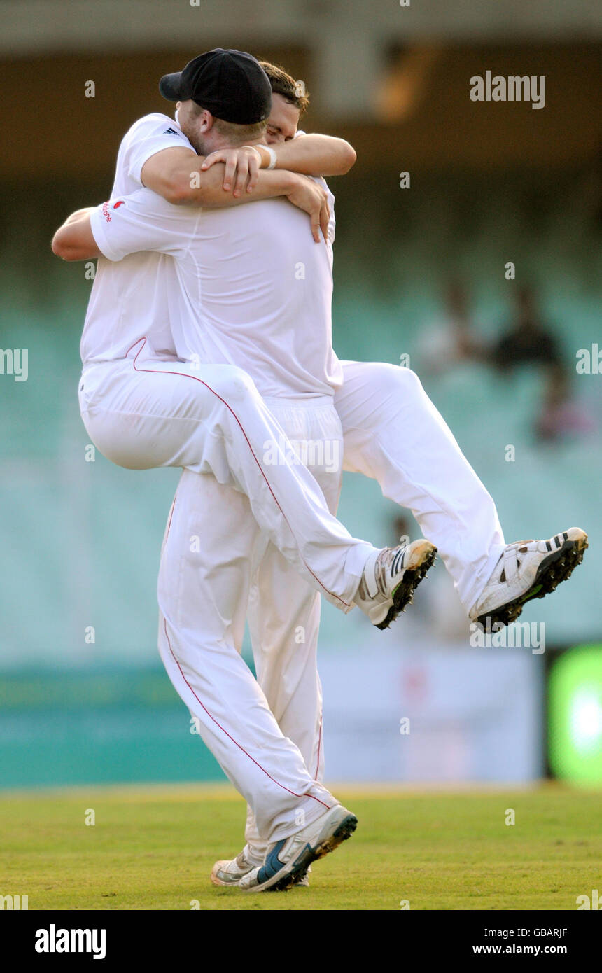 Cricket england players teammates hug hugging celebrate celebrating hi ...