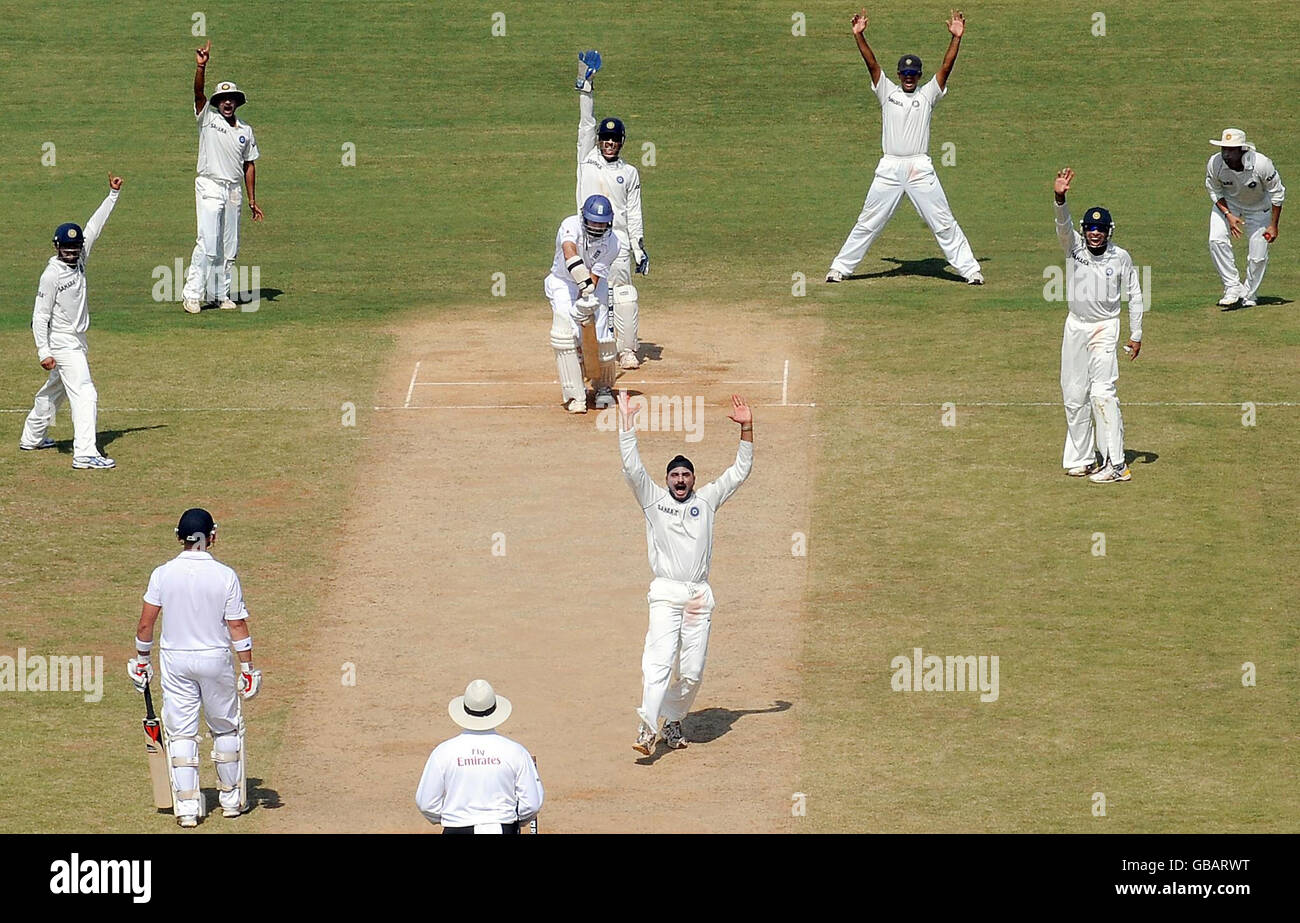 Sport cricket fielding action umpire hi-res stock photography and ...