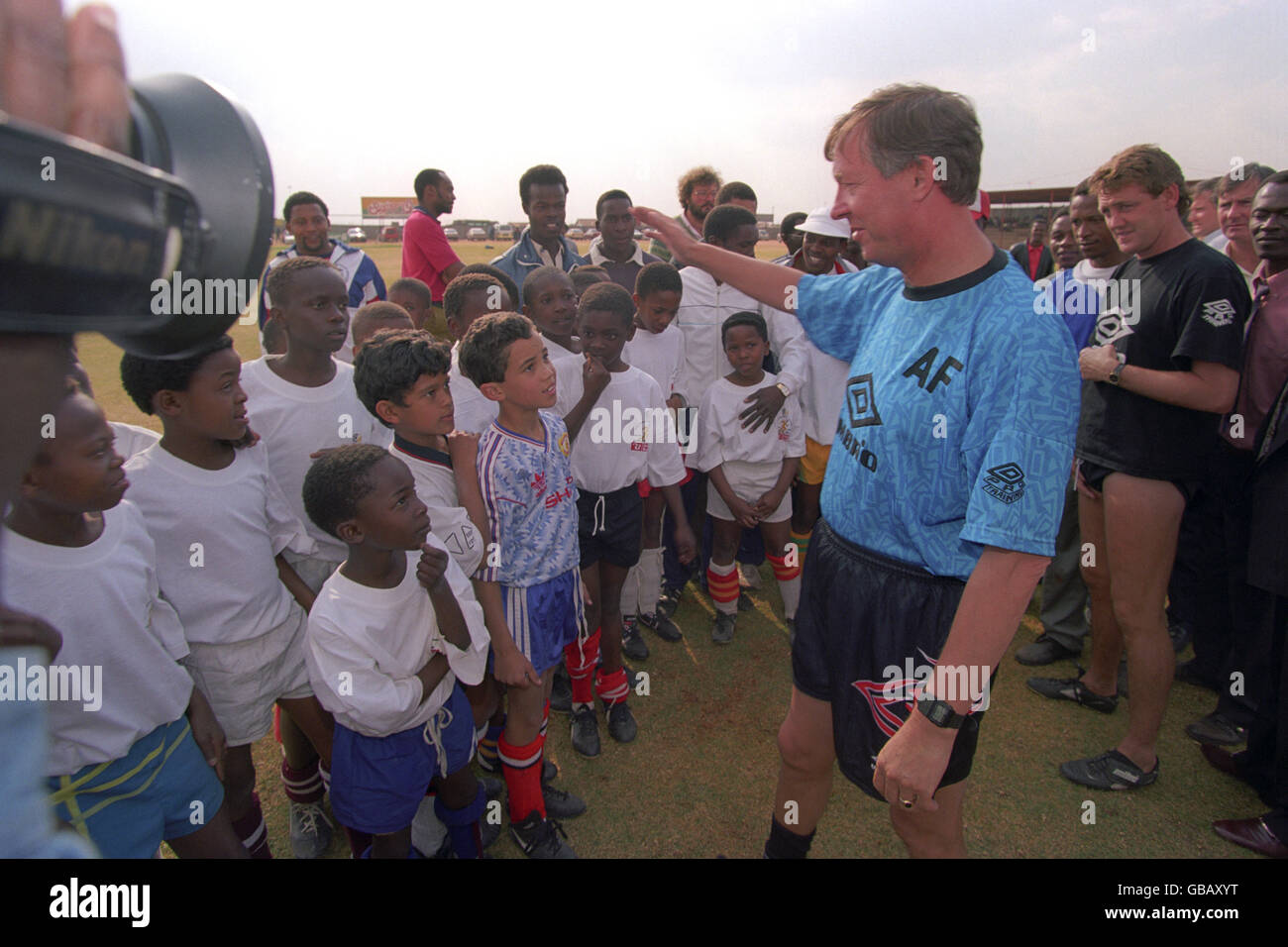 MANCHESTER UNITED'S MANAGER ALEX FERGUSON GIVES TIPS TO THE CHILDREN ...