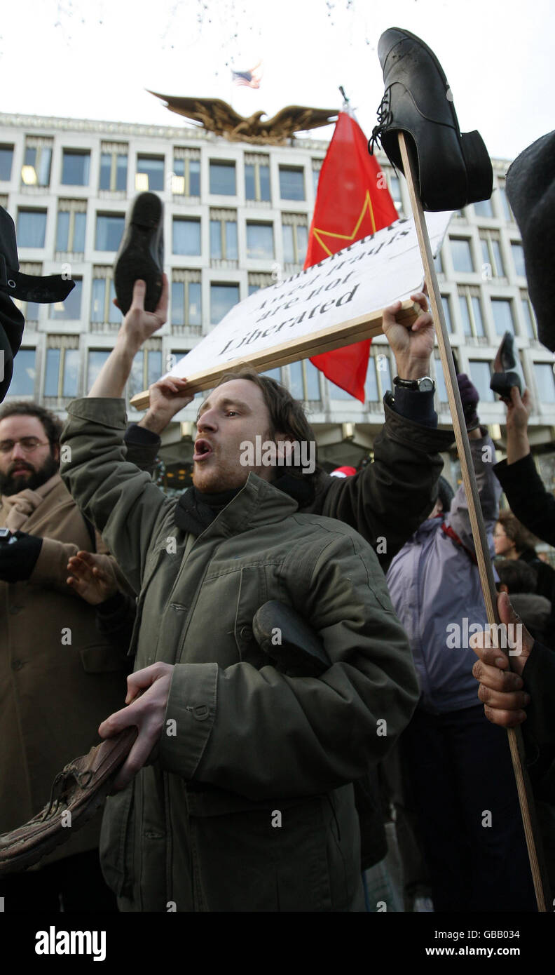 Iraqi journalist throwing shoes at george w bush hi-res stock ...