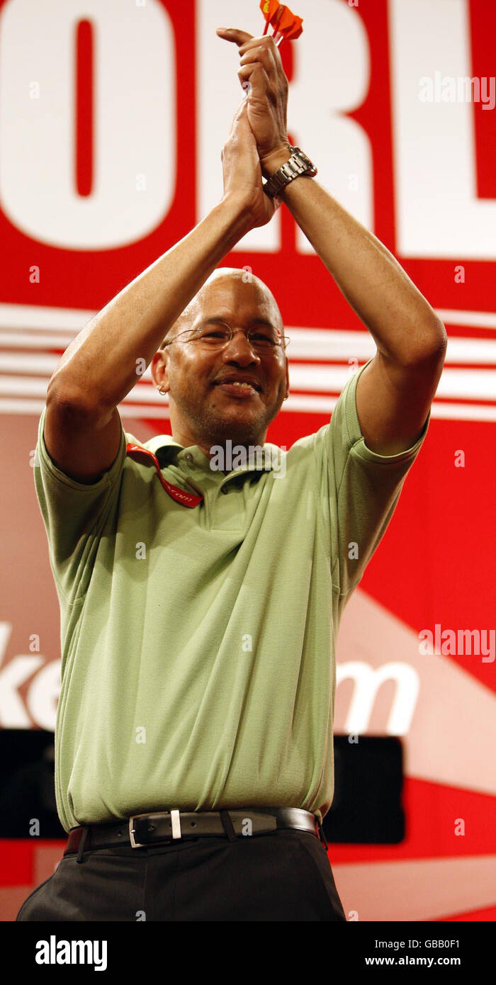 USA's Bill Davis celebrates defeating defending World Champion John ...