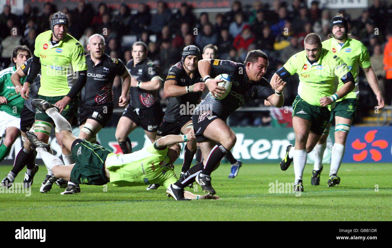 Rugbyu action ball running hi-res stock photography and images - Alamy