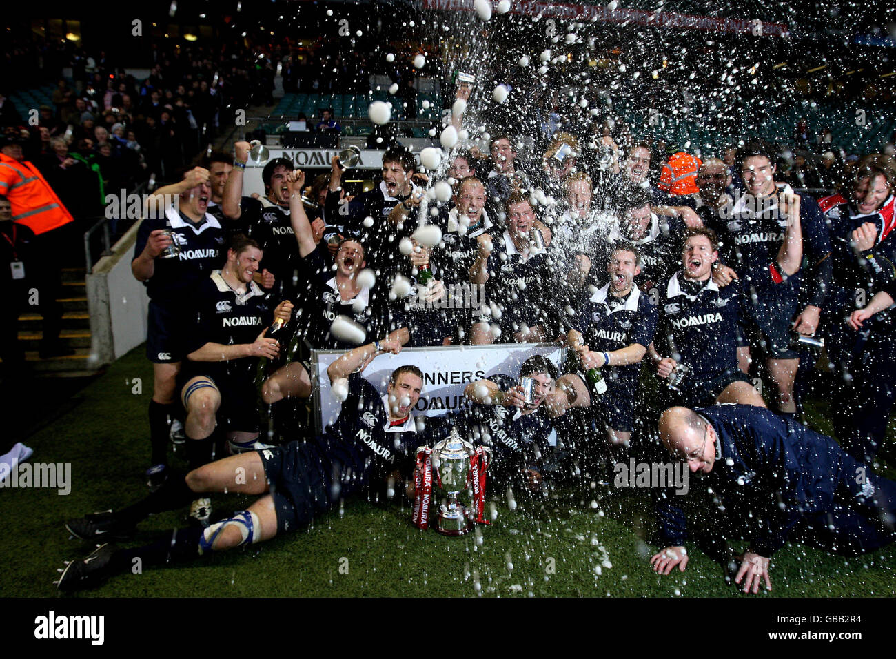 Oxford University celebrate defeating Cambridge in the Nomura Varsity ...