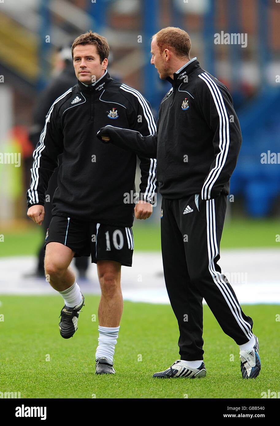 Newcastle United's Michael Owen (left) and Nicky Butt warm up prior to ...