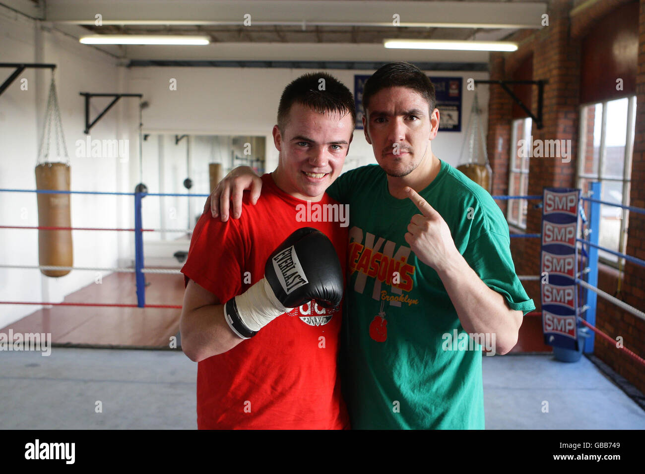 Boxer frankie gavin trainer anthony farnell arnies gym hi-res stock ...