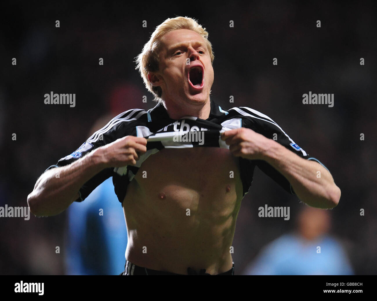 Football celebrating damien duff hi-res stock photography and images ...