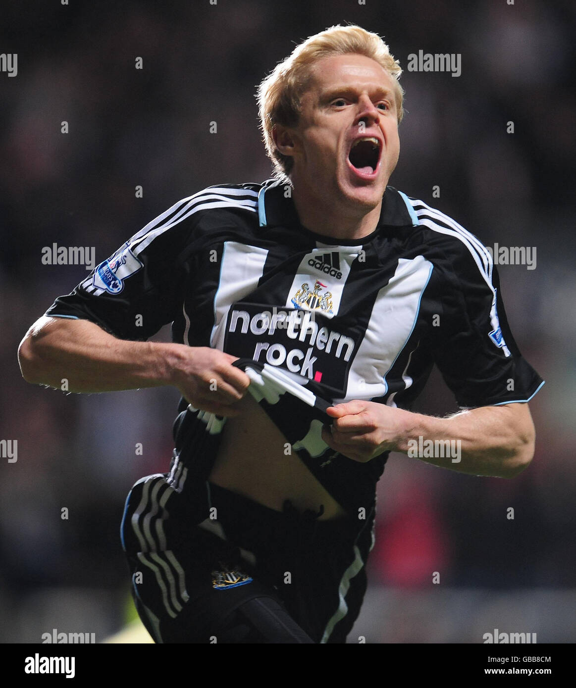 Newcastle United's Damien Duff scores the winning goal of the game ...