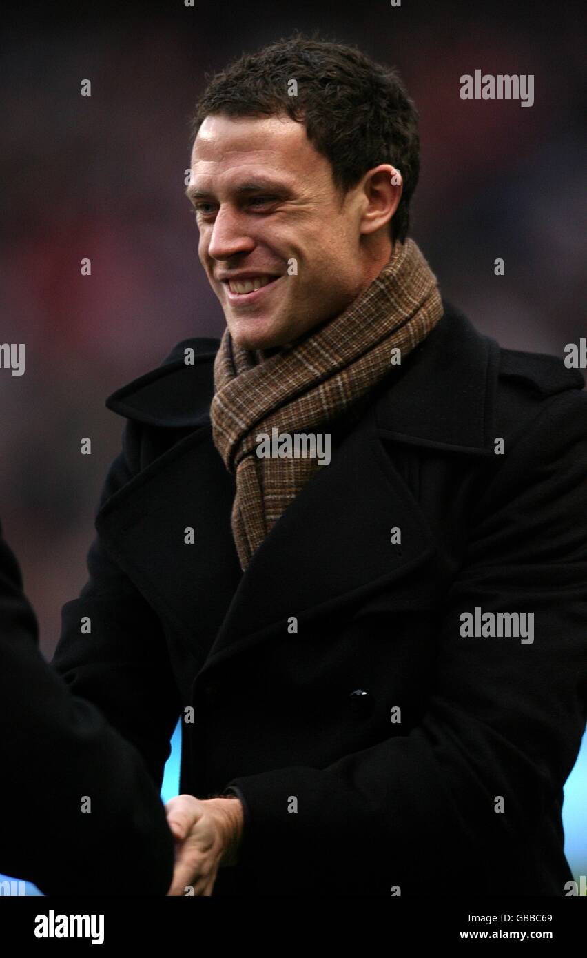 Manchester City's new signing Wayne Bridge is unveiled before the game ...
