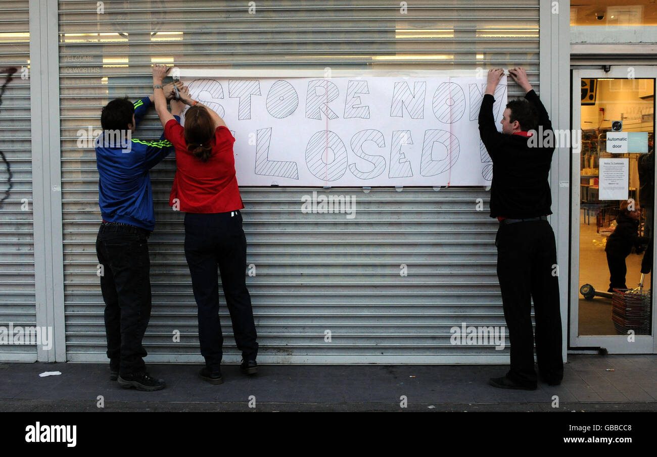 A closed sign at woolworths in harold hill hi-res stock photography and ...