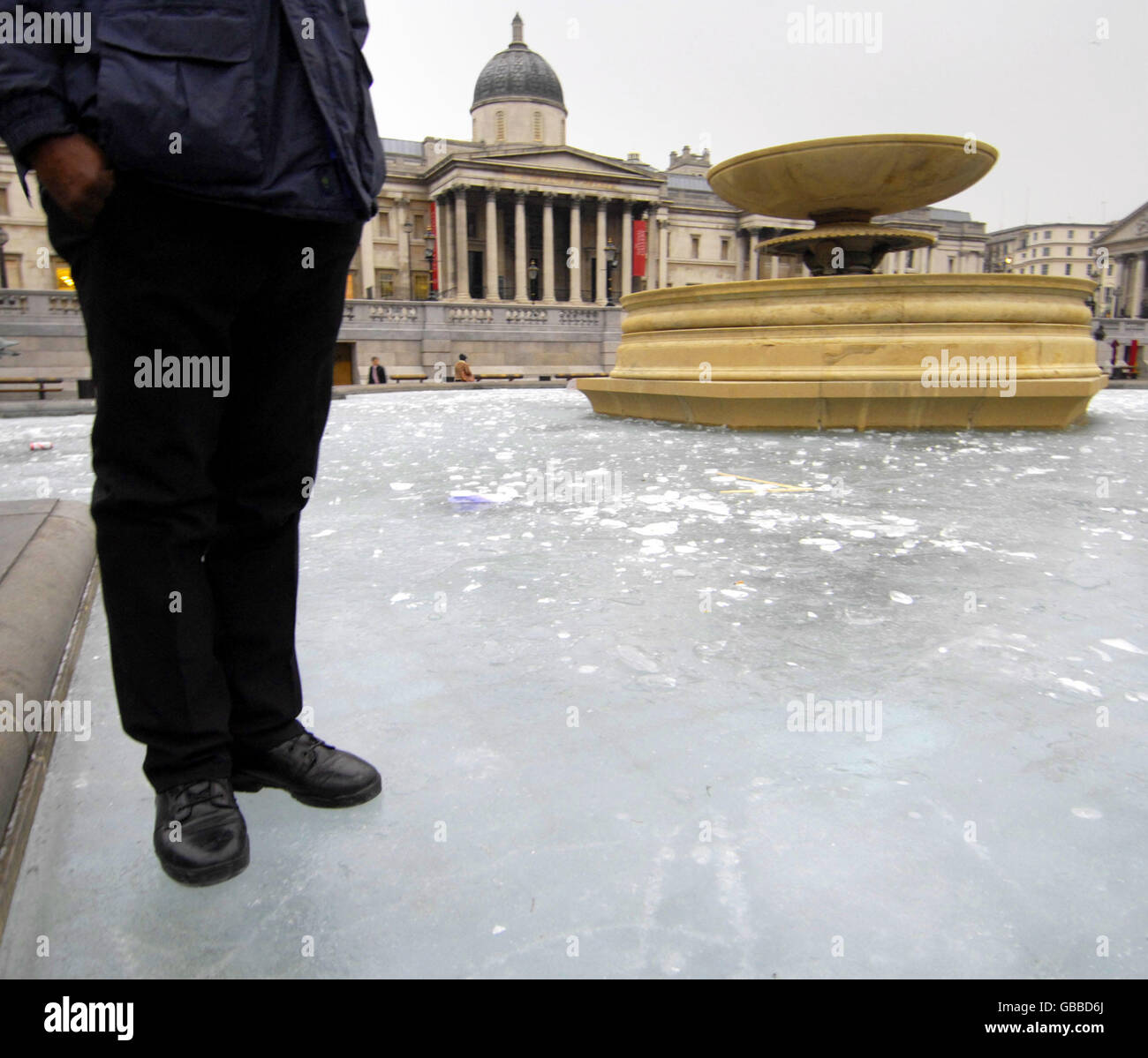 Frozen fountains in London's Trafalgar Square as temperatures plunged ...