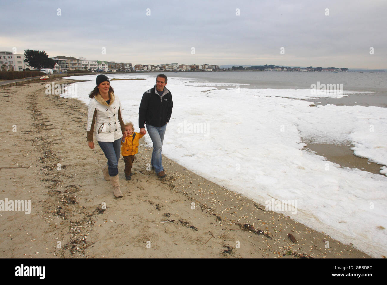 Family couple walk beach winter hi-res stock photography and images - Alamy