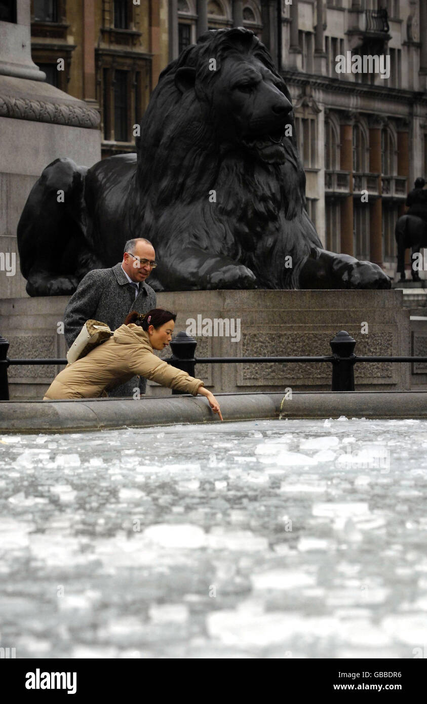 Frozen fountains in London's Trafalgar Square as temperatures plunged ...