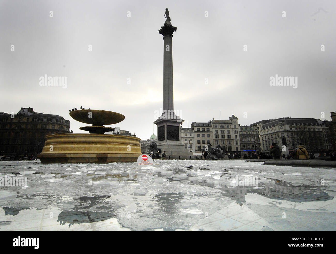 Frozen fountains in London's Trafalgar Square as temperatures plunged ...