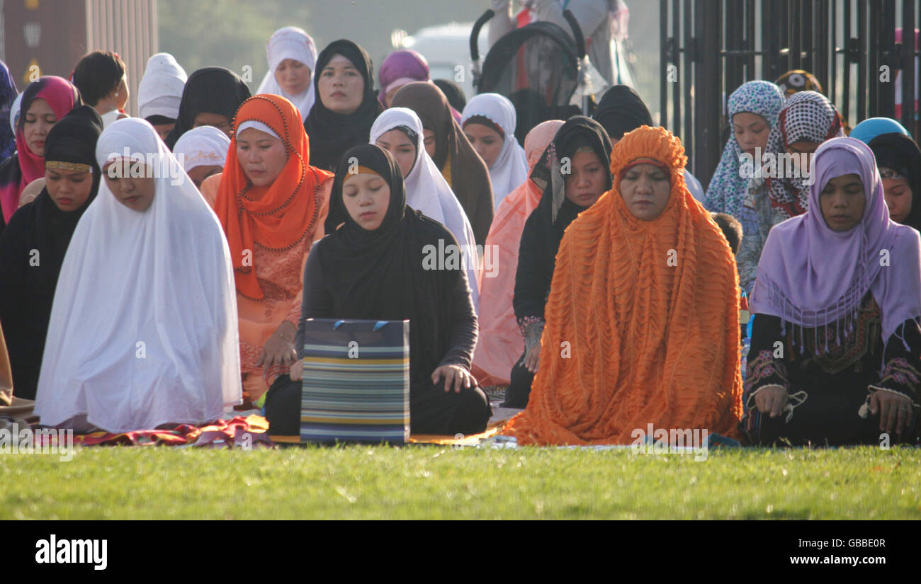 Filipino muslim women hi-res stock photography and images - Alamy