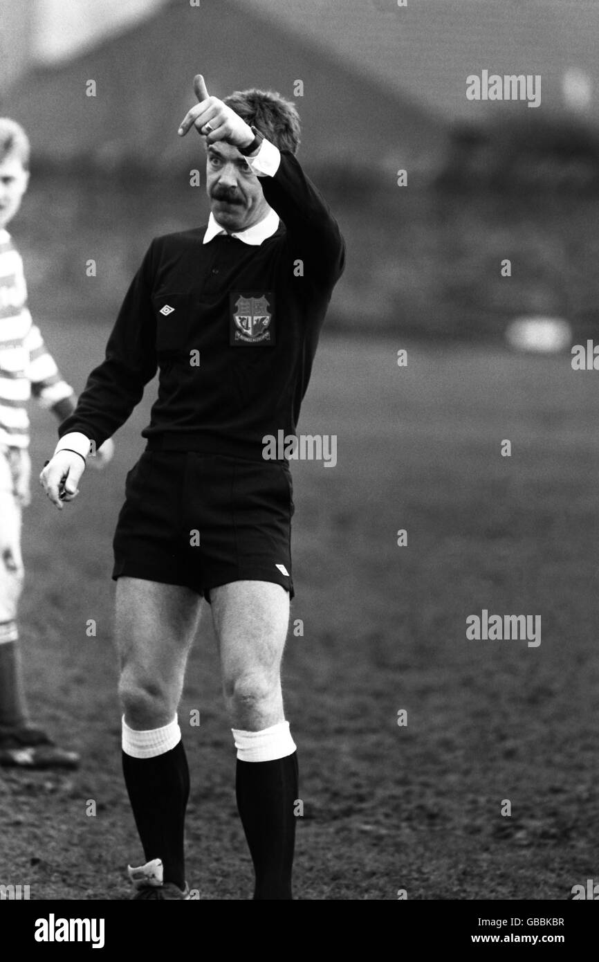 Football referee steve baines Black and White Stock Photos & Images - Alamy
