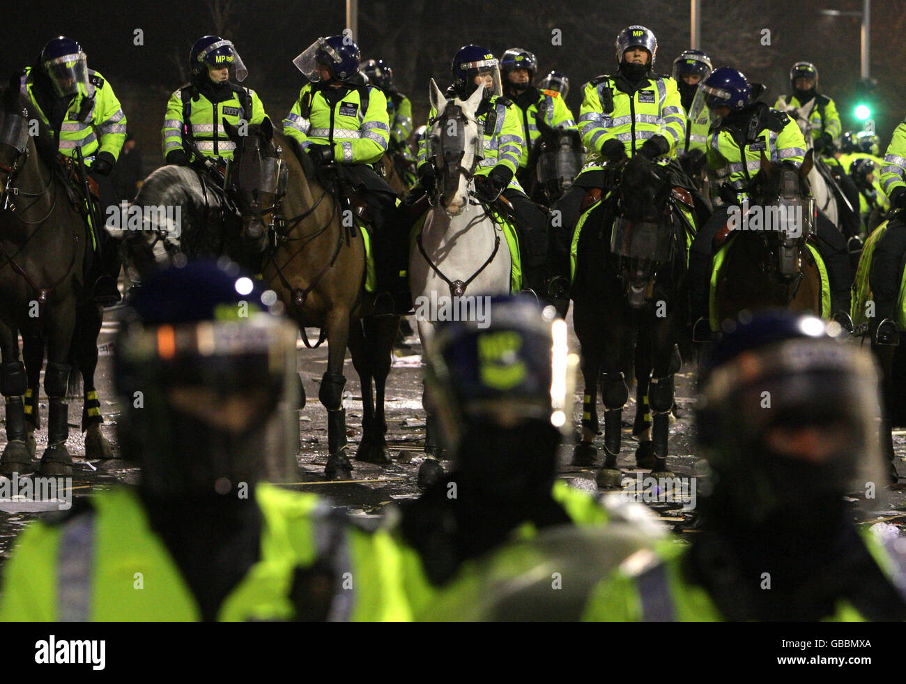 Israeli mounted police officers hi-res stock photography and images - Alamy