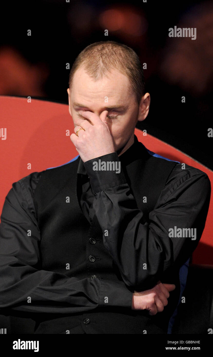 Graeme dott holds head in hand masters wembley arena hi-res stock ...