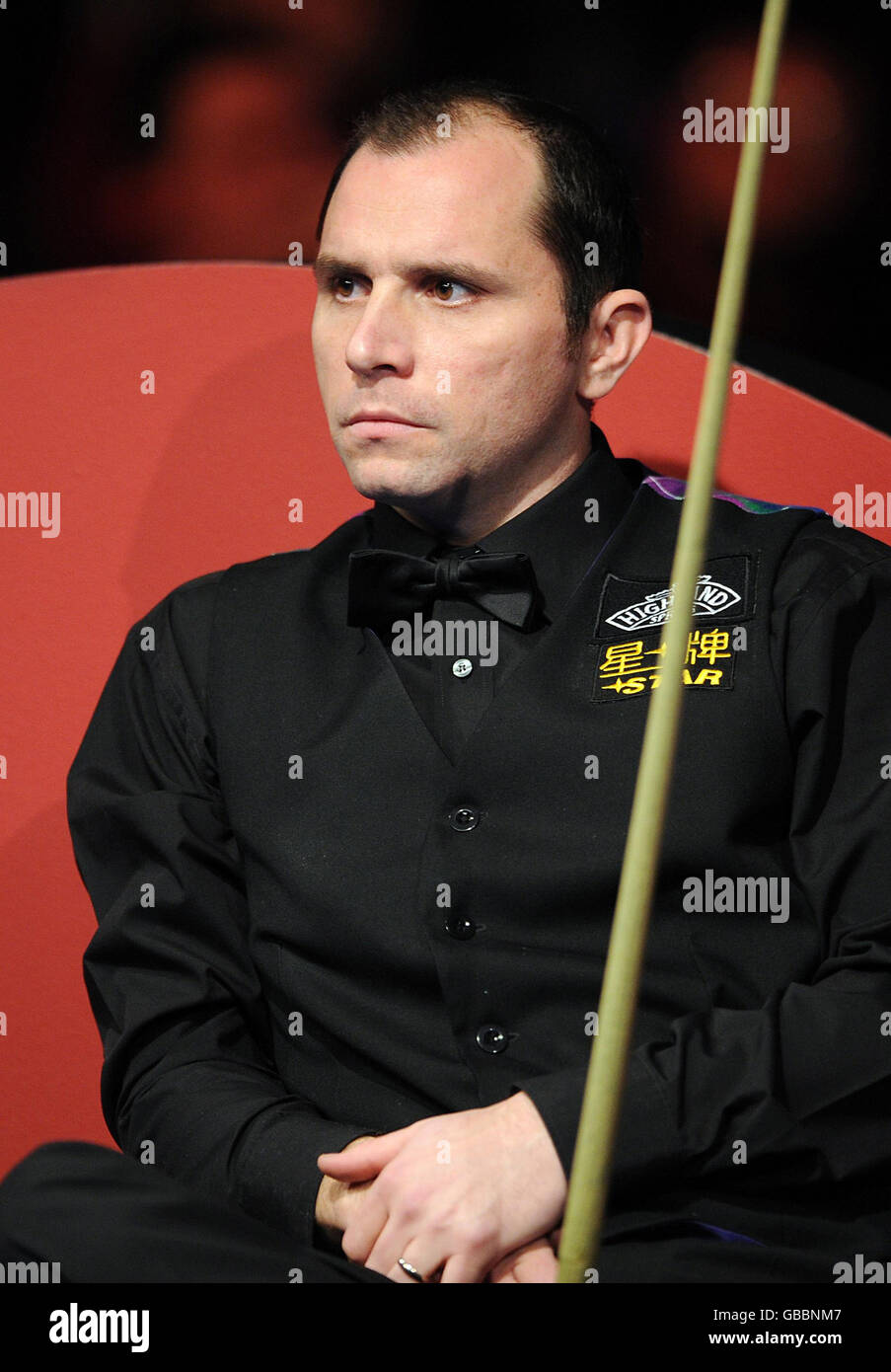 Joe perry looks on against ronnie osullivan masters wembley arena hi ...