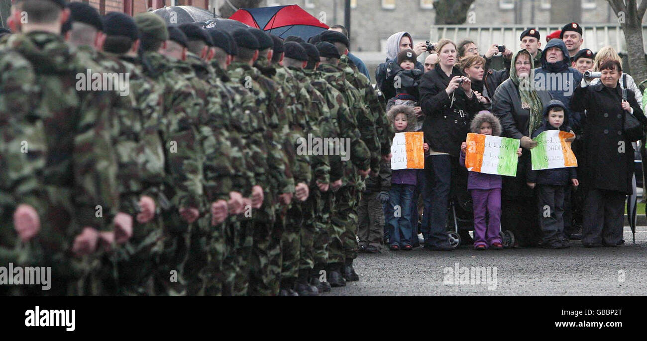 O'Dea reviews 400 troops from the 99 Infantry Battalion Stock Photo - Alamy