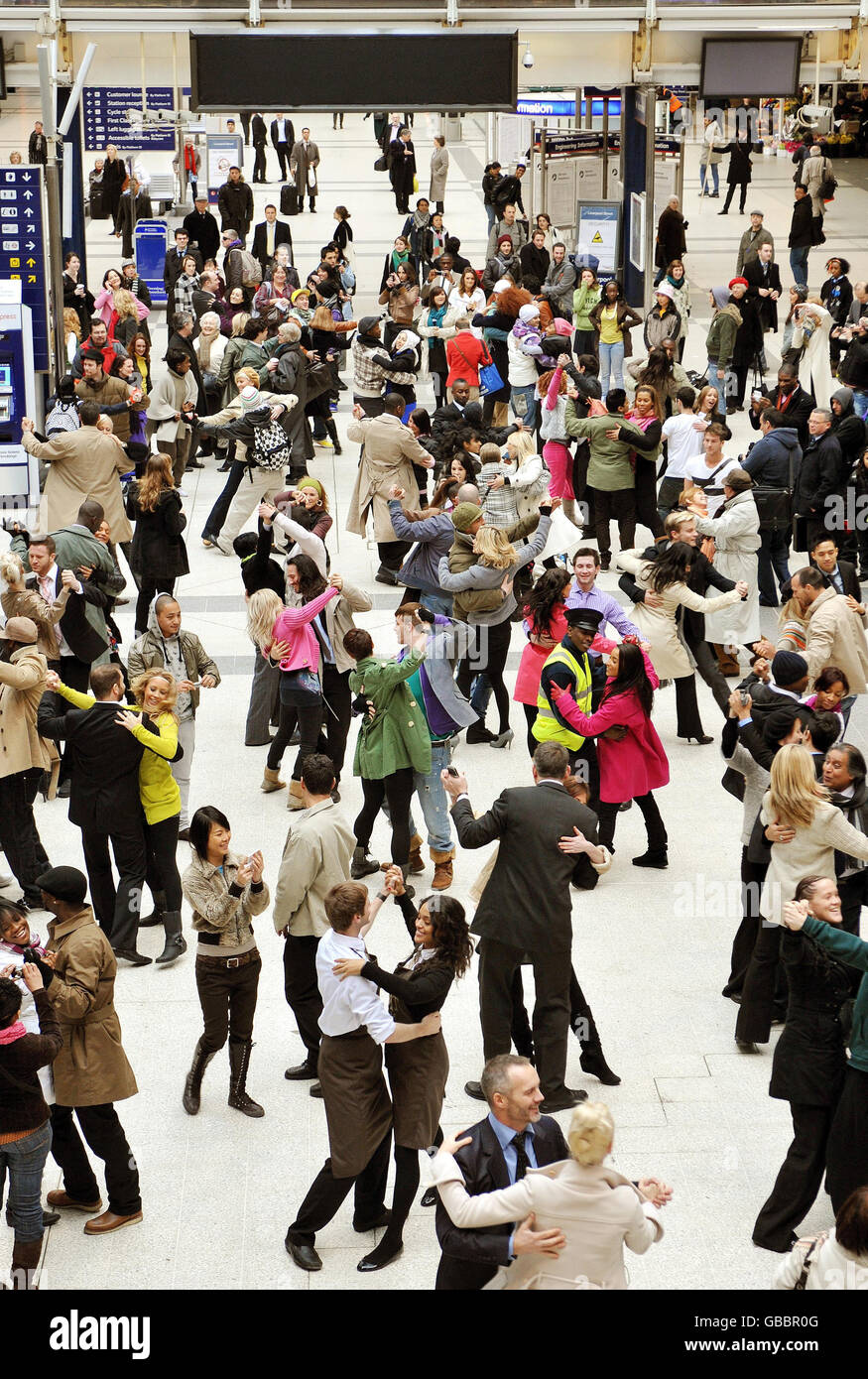 Dancers entertain crowds hi-res stock photography and images - Alamy
