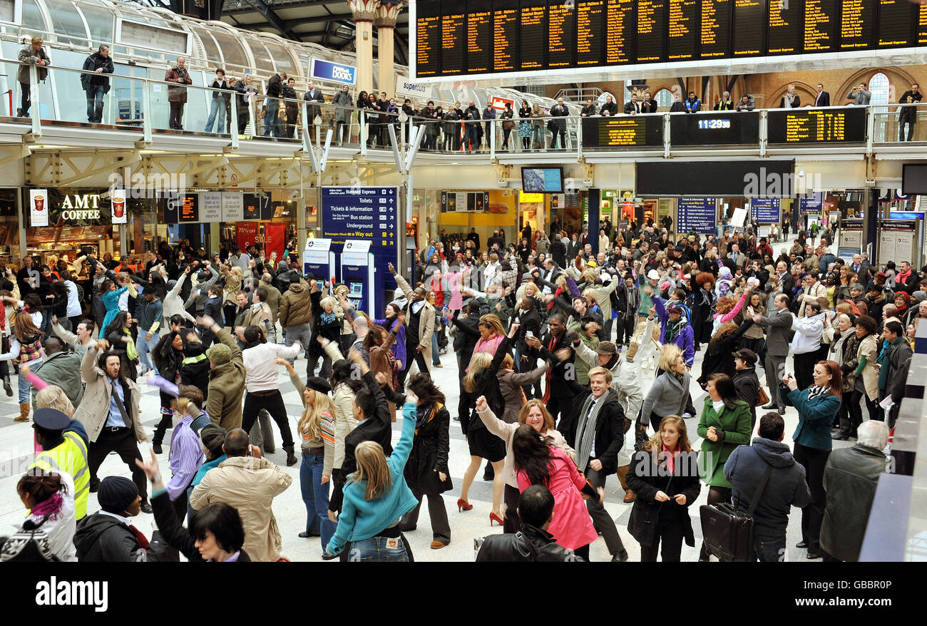 Huge crowd people dancing in hi-res stock photography and images - Alamy